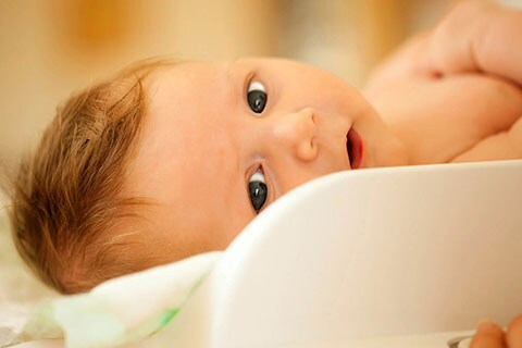 Peso del neonato: quanto deve crescere? | Philips